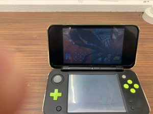 New 2DSLLの上液晶画面割れの修理。2DSやNew 2DSLLは修理部品の流通が少なく、修理箇所によっては修理が難しい場合もございます。 | Switch・Nintendo3DS ...