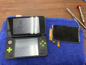 New 2DSLLの上液晶画面割れの修理。2DSやNew 2DSLLは修理部品の流通が少なく、修理箇所によっては修理が難しい場合もございます。 | Switch・Nintendo3DS ...